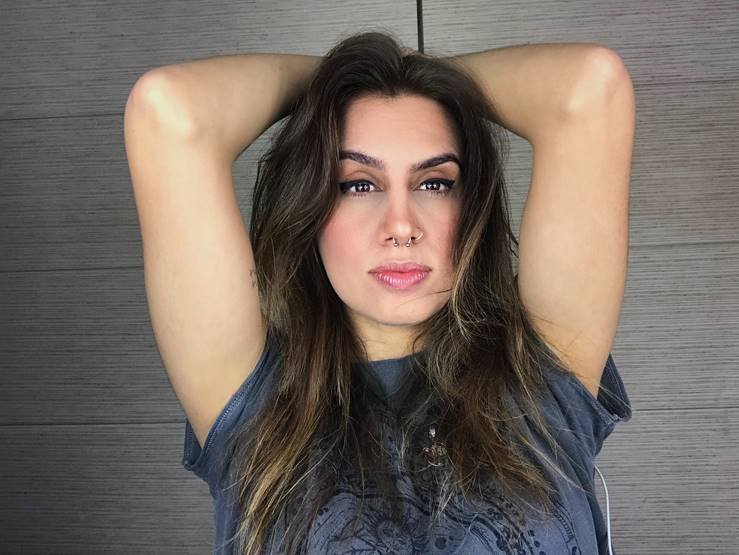 Conheça Thícia, aposta da Warner Music Brasil para o cenário ...