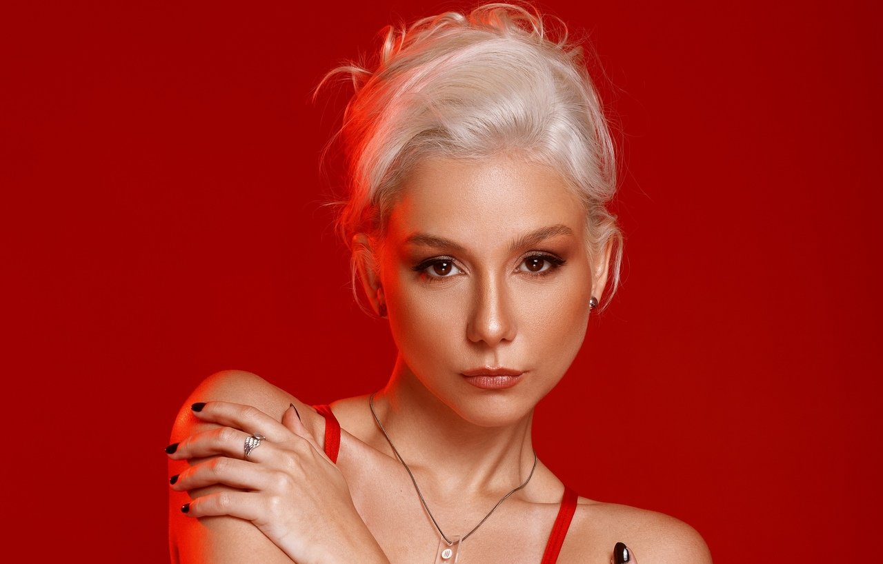 Bella Schneider lança EP "Ser" - Caderno Pop